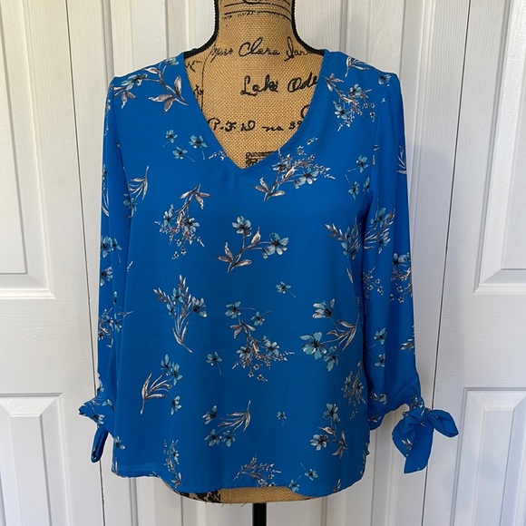 CeCe | Tops | Cece Blue Floral Vneck Blouse | Poshmark